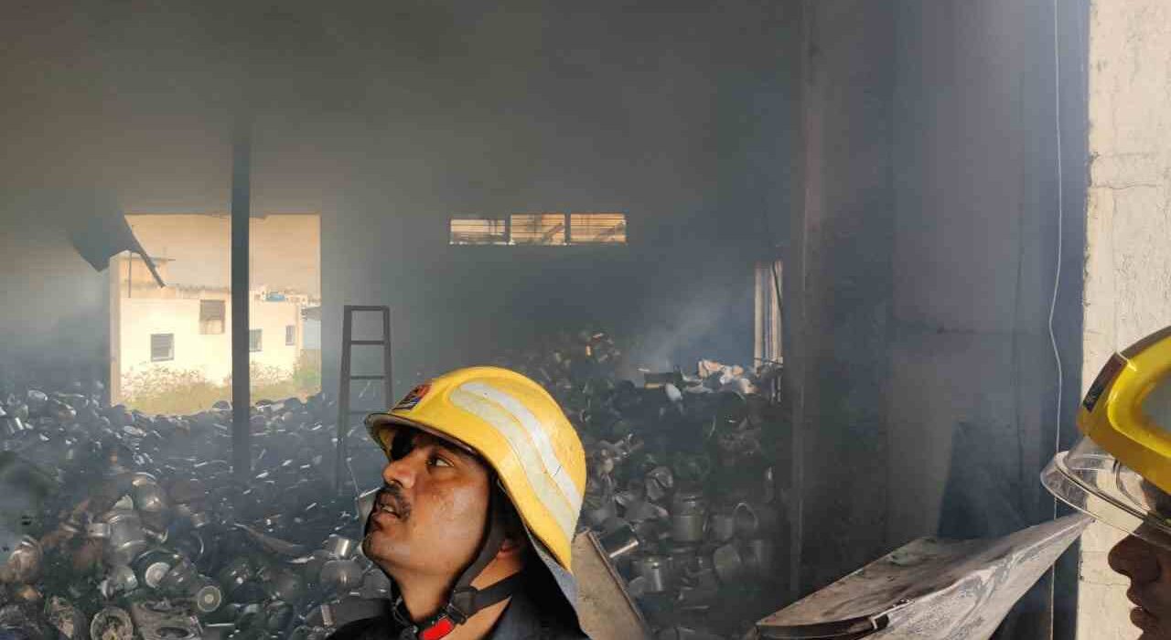 Pune Fire News : Fire Erupts at Two Godowns in Mantarwadi : No Injuries ...