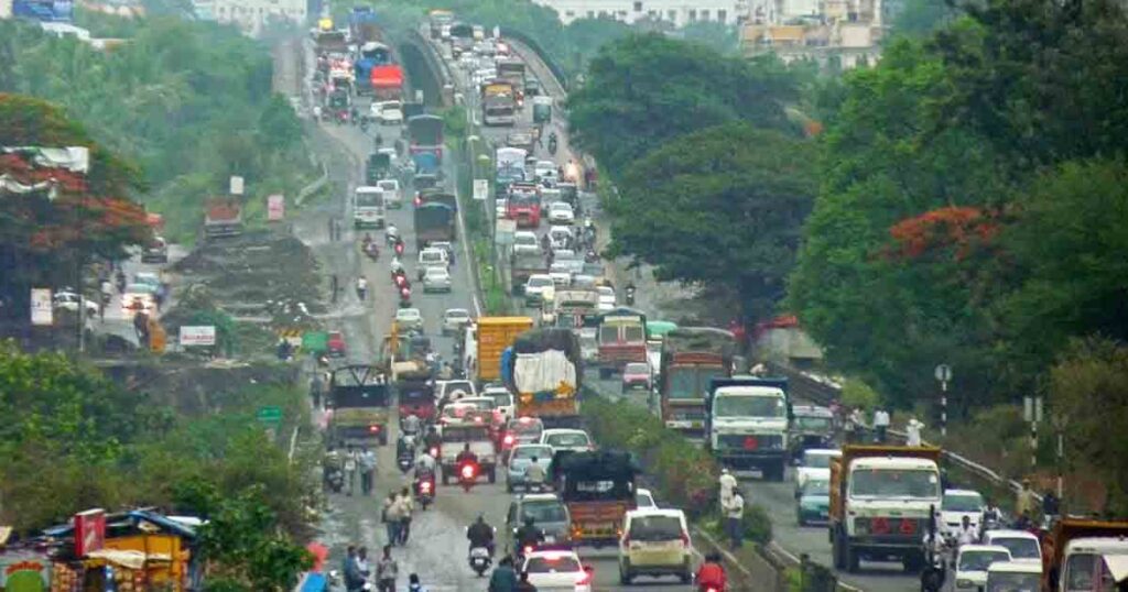 Pune Traffic: Mumbai-Bangalore Highway Traffic Jammed ; Long Queues of ...