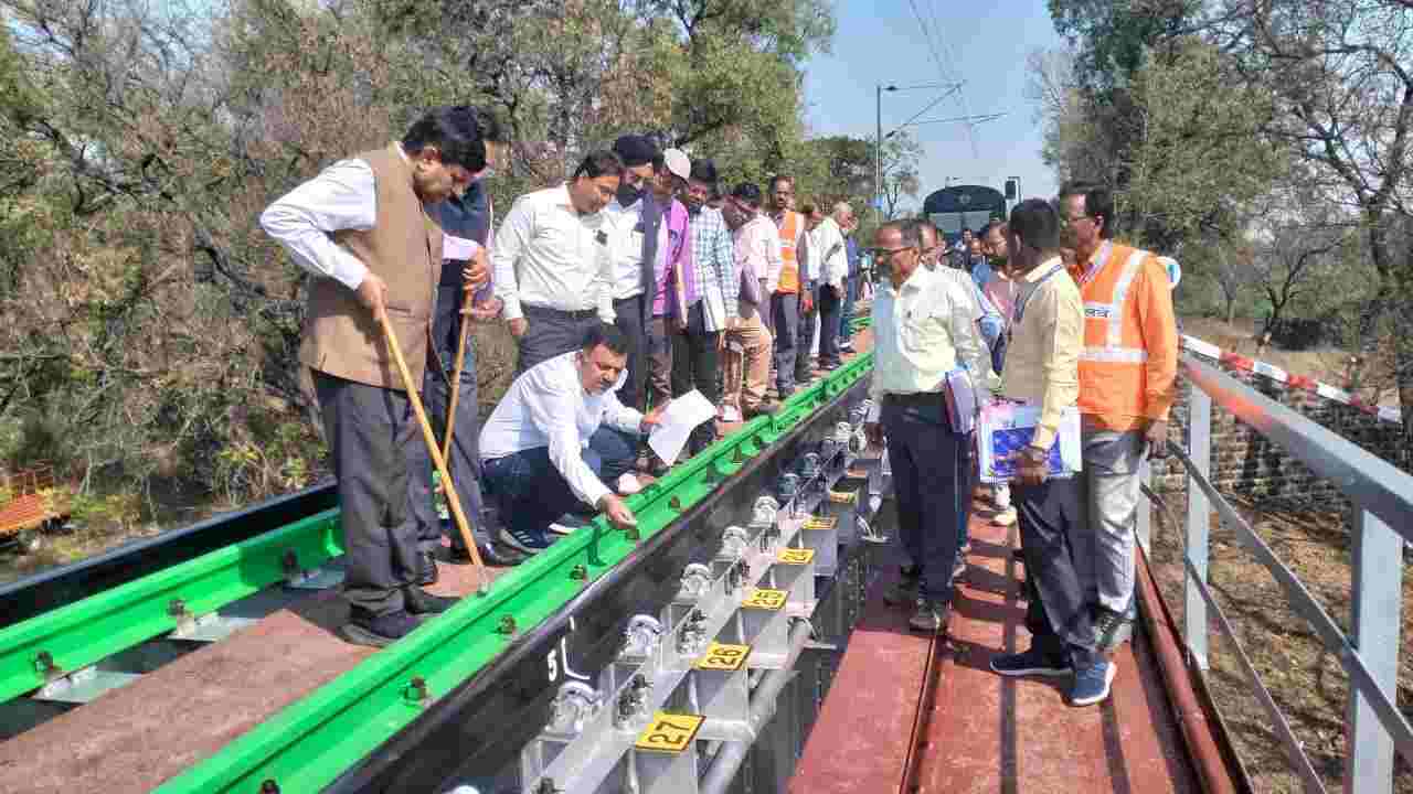 Pune Division : Central Railway GM Inspected Kolhapur-Satara section ...