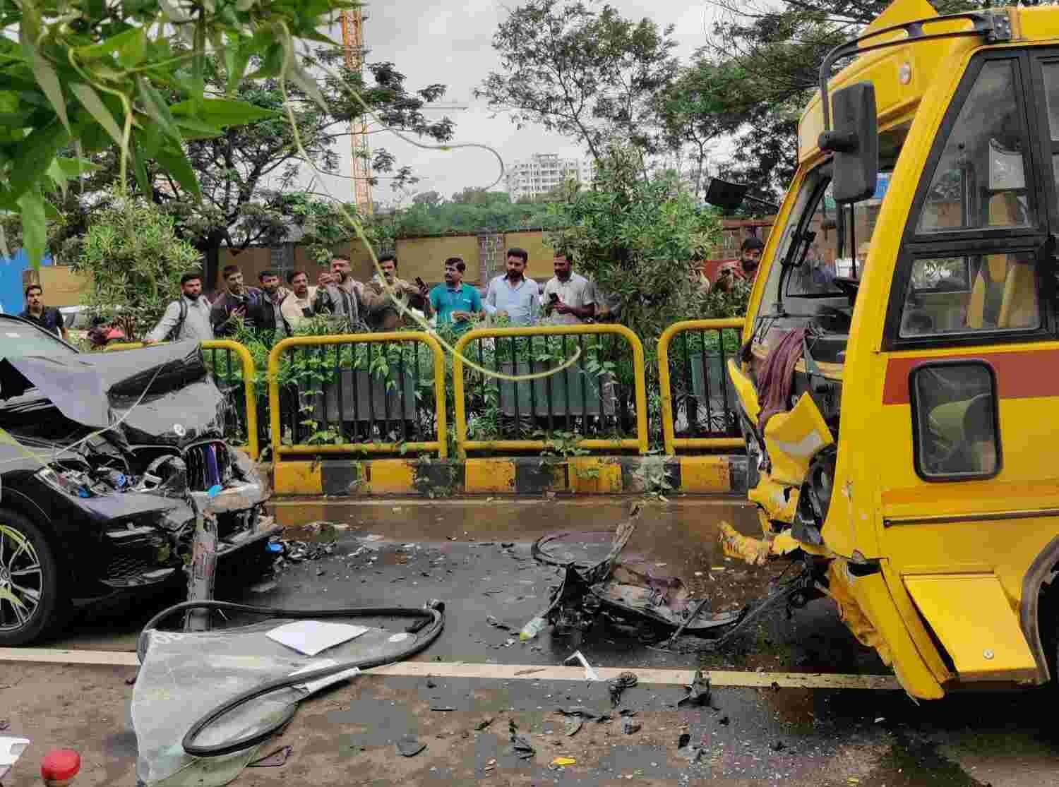 Pune: Luxury car rams into private school bus in Chinchwad, 2 children ...