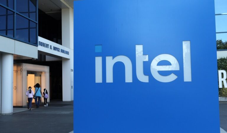Intel plans to lay off 15,000 employees. Read the letter by the CEO ...