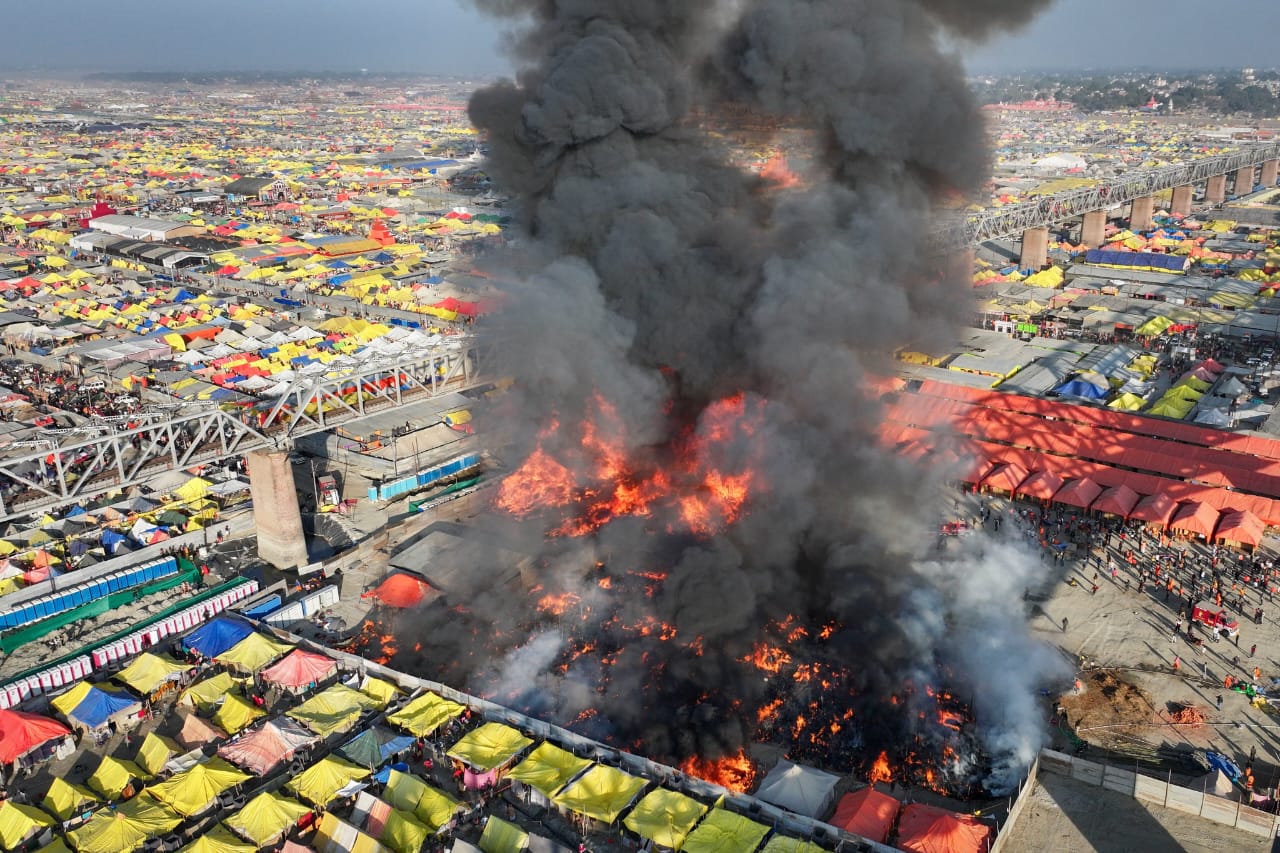 Mahakumbh 2025: Massive Fire Engulfs Mela Area, Over 200 Tents ...