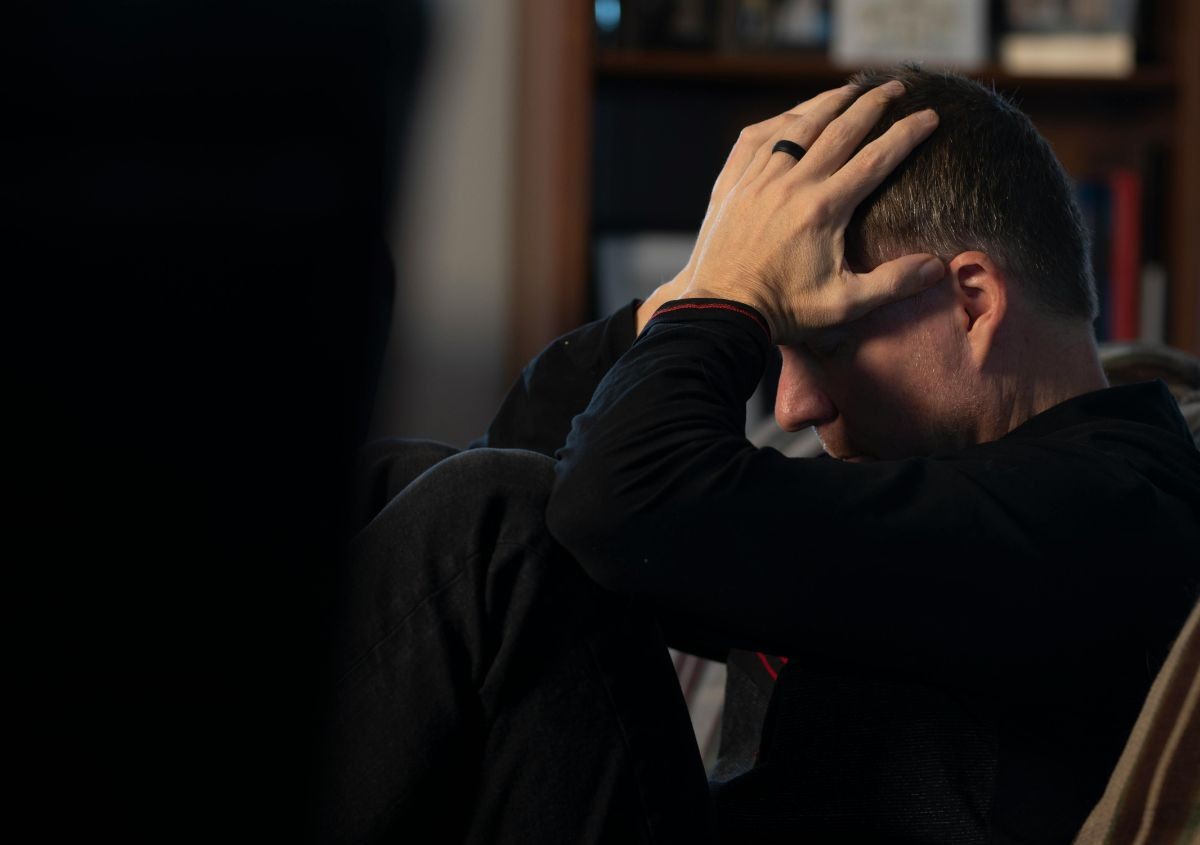 7 Body Language Signs People Show When They’re Nervous Around You ...