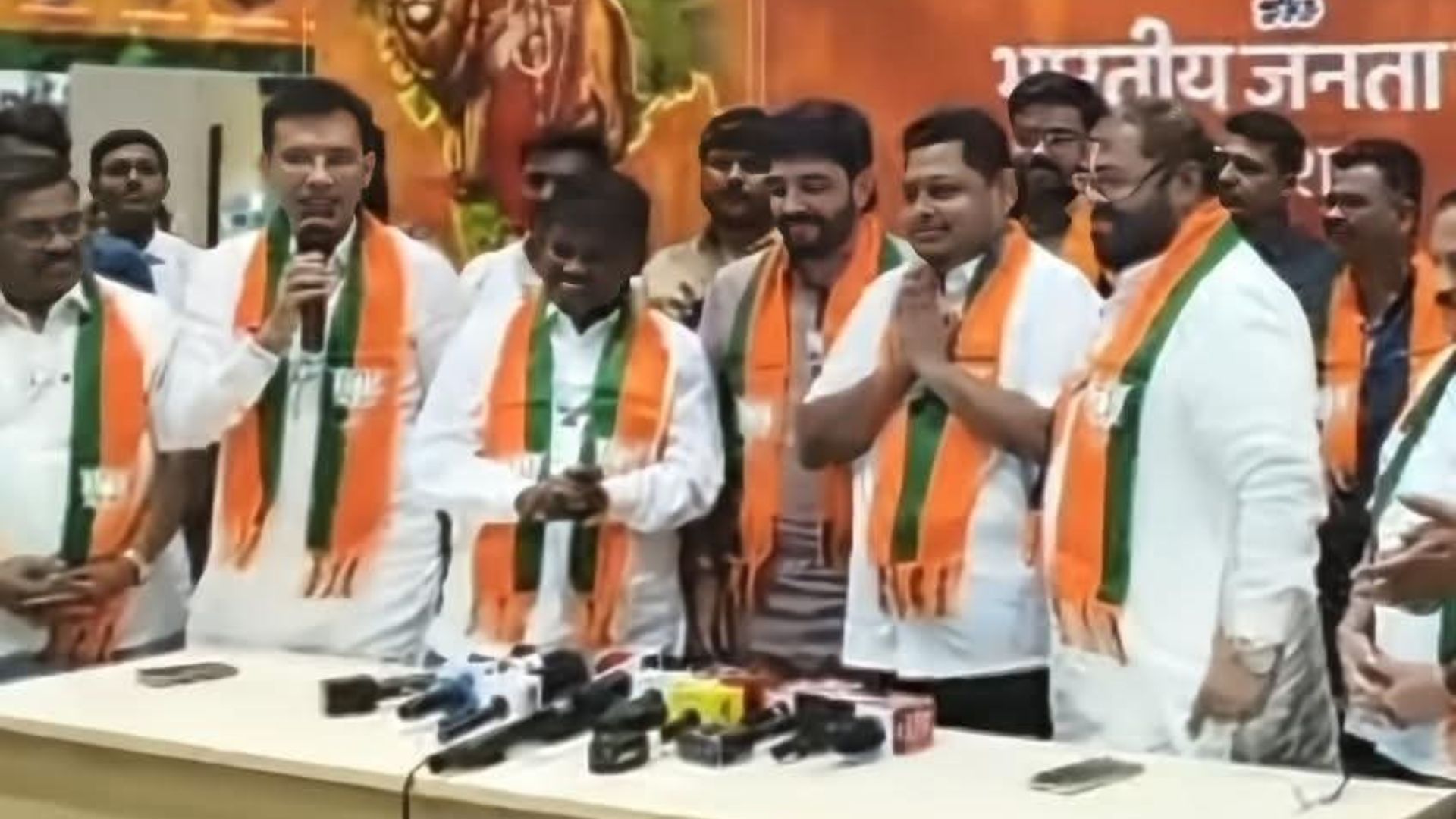 Pune Politics Heats Up: Wanowrie’s Ex-Congress Corporator Joins BJP ...