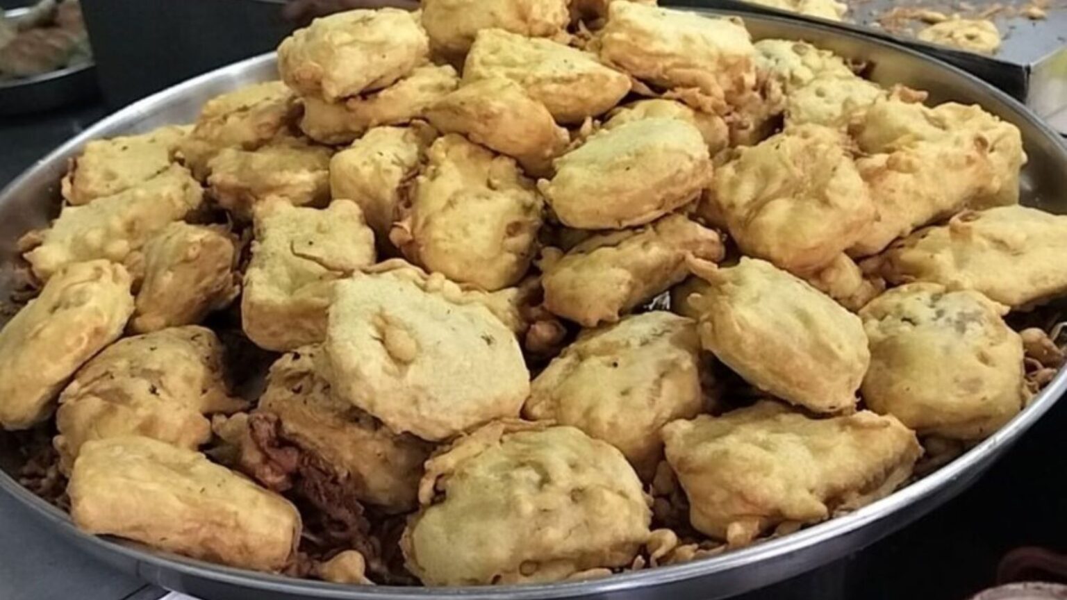 51 Years of Taste: Pune’s Iconic Bread Patties Spot Still Draws Crowds ...